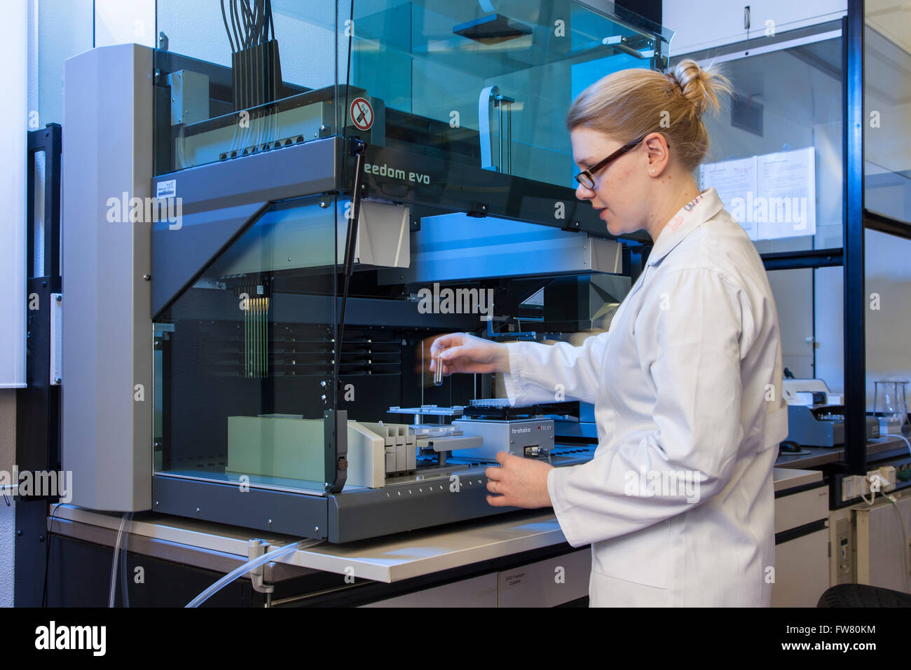 Pipetting robot hi-res stock photography and images - Alamy