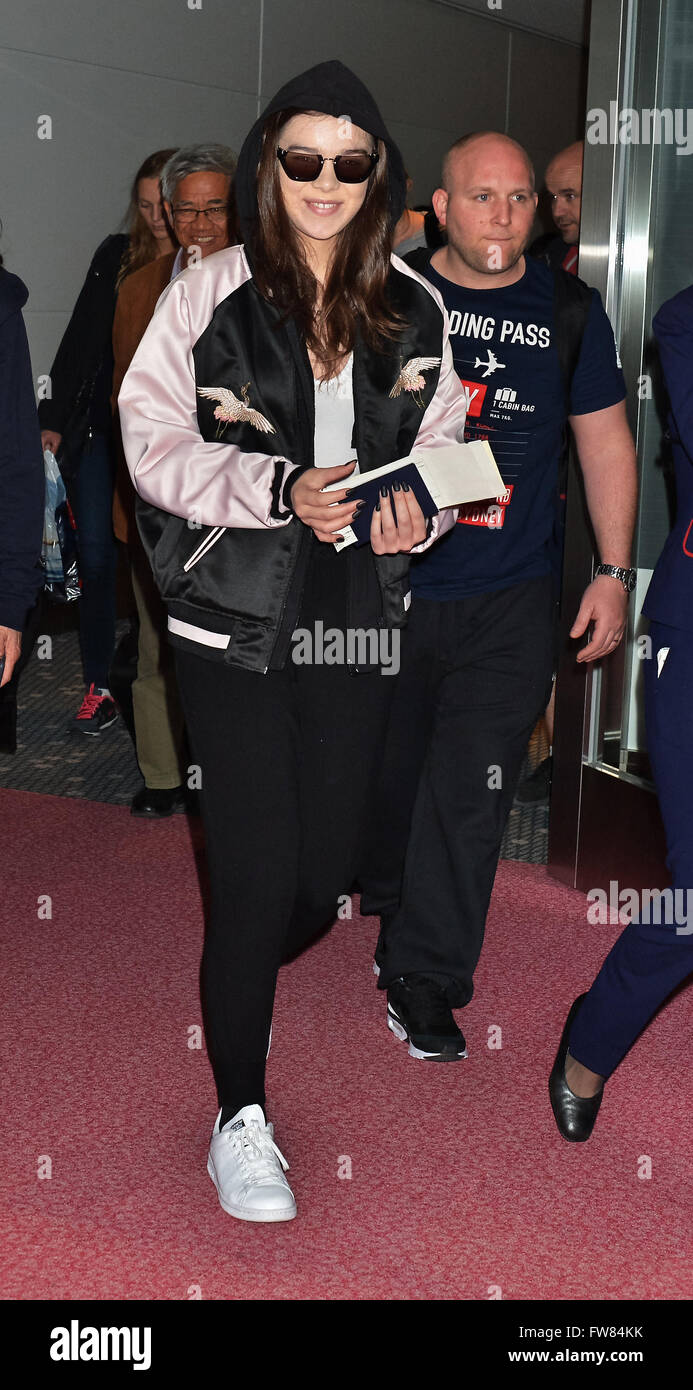 Tokyo, Japan. 1st April, 2016. Singer Hailee Steinfeld arrives at Tokyo ...