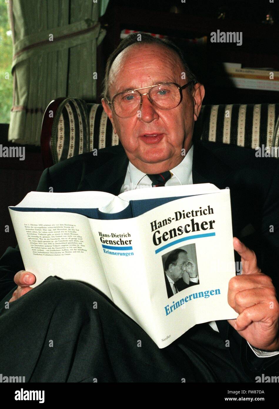 Former foreign minister Hans-Dietrich Genscher reads in his book ...