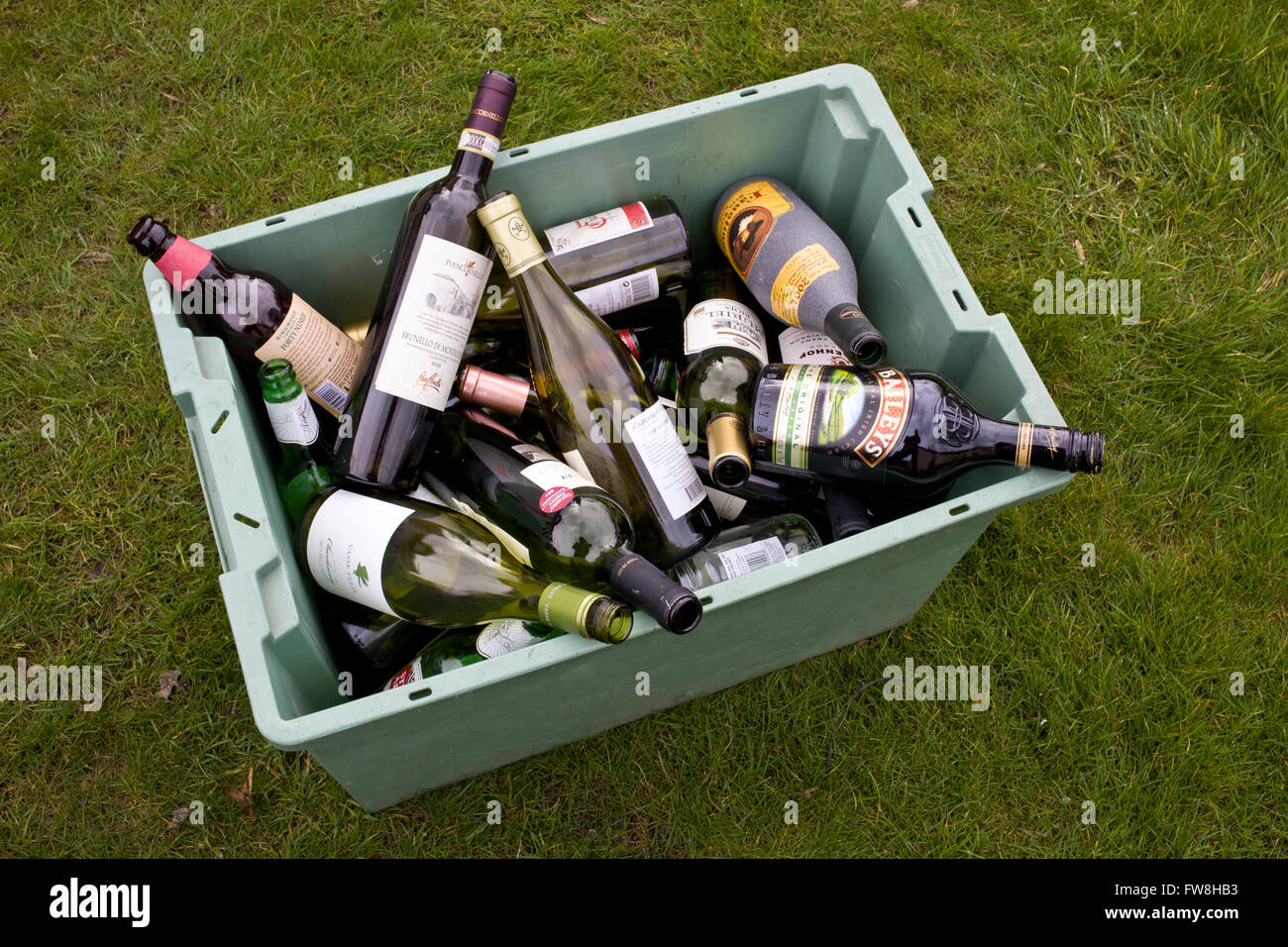 Empty beer bottles recycle hi-res stock photography and images - Alamy