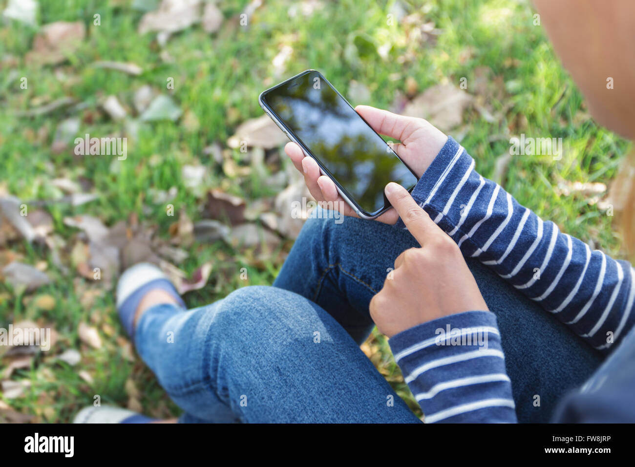 Woman holding iphone 6 hi-res stock photography and images - Alamy