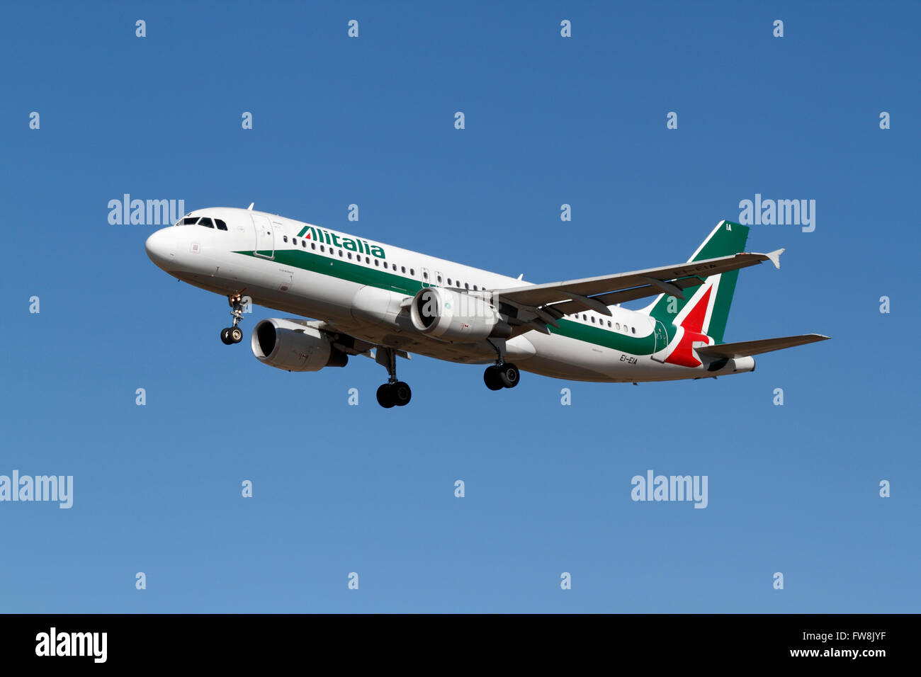 Alitalia, Airbus A320, EI-EIA, flight AZ124 on final approach to ... Alitalia, Airbus A320, EI-EIA, flight AZ124 on final approach to ...
