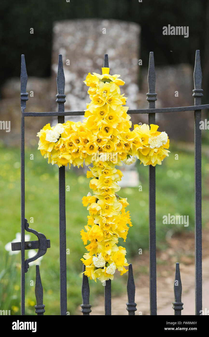 Daffodil cross on the gate of a church in england Stock Photo - Alamy