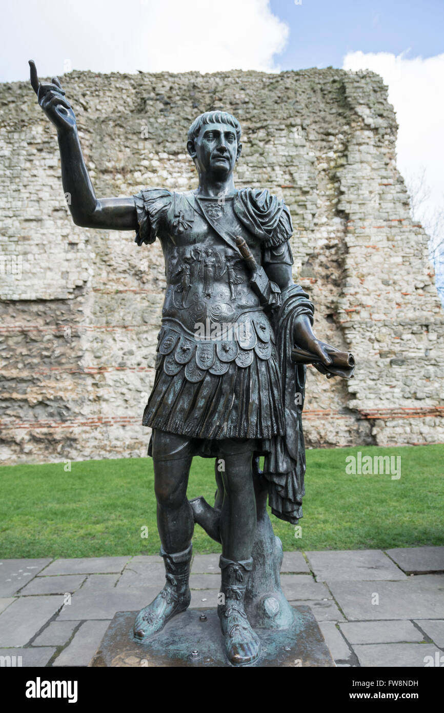 Statue Roman Emperor Trajan Tower Stock Photos & Statue Roman Emperor ...