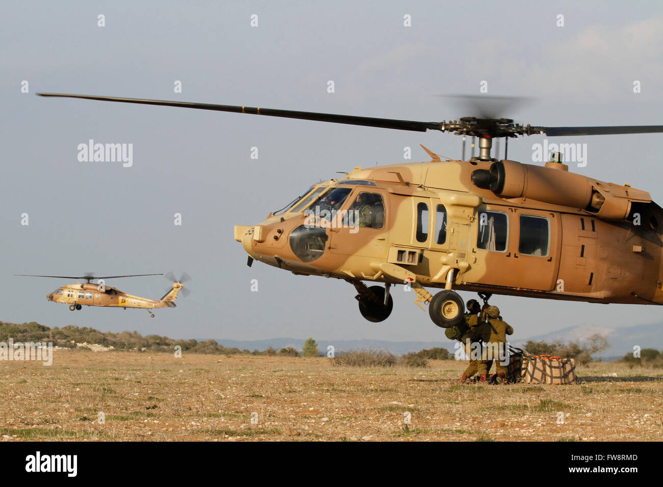 Soldiers practice external cargo mounting on a UH-60 Yanshuf of the ...