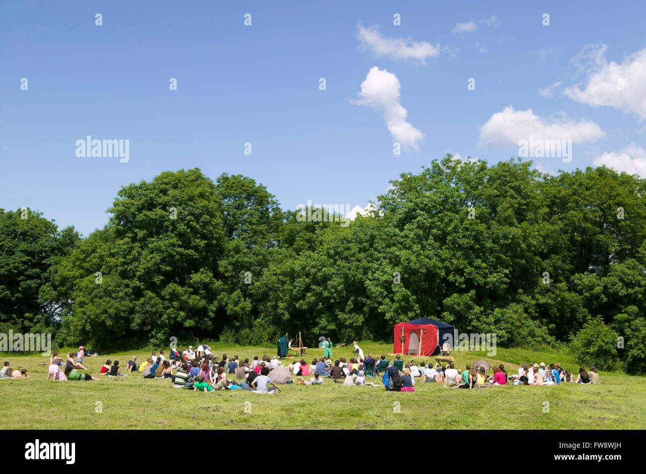 People watching a theatre show hi-res stock photography and images - Alamy