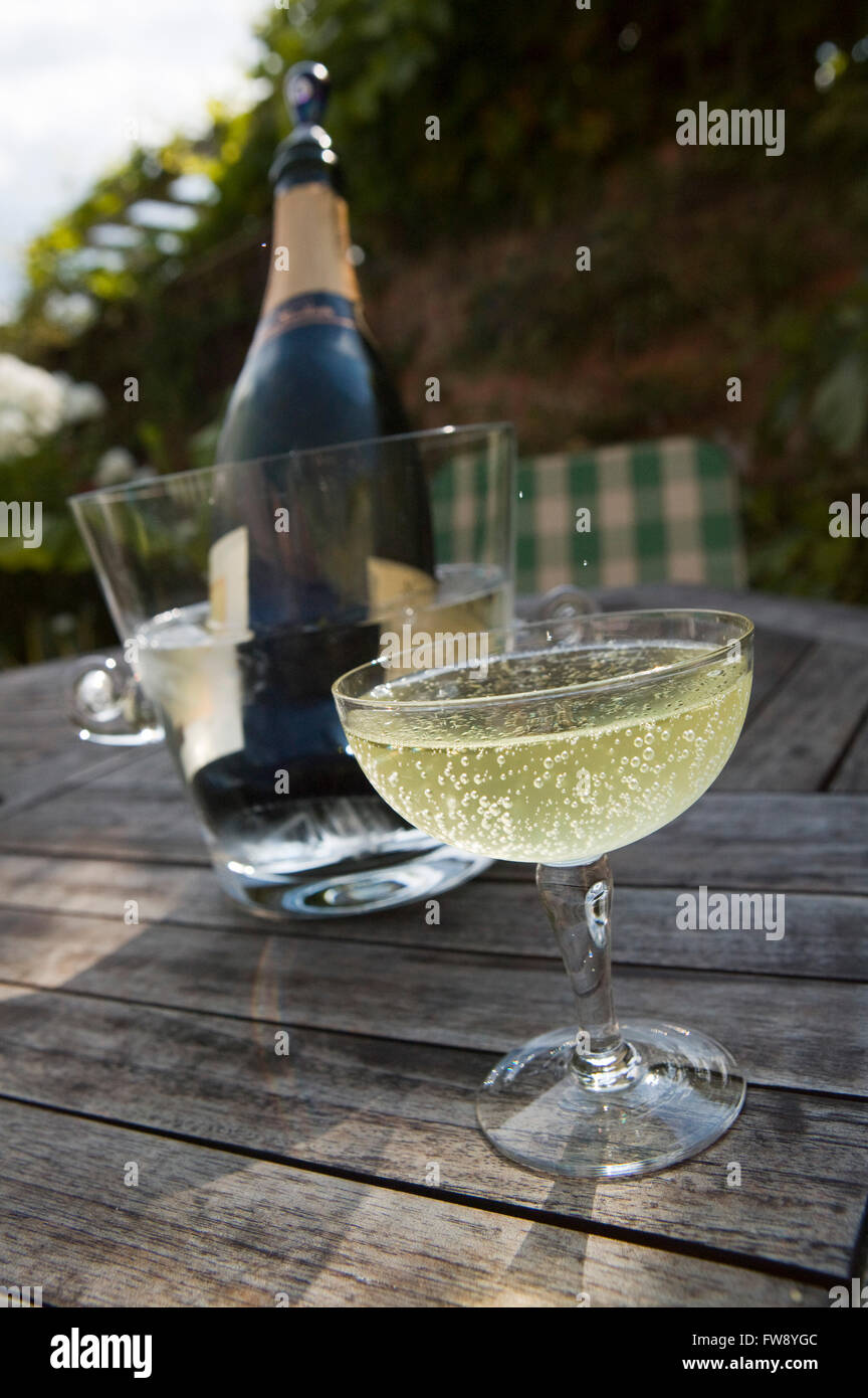 Alfresco dining garden champagne hi-res stock photography and images ...