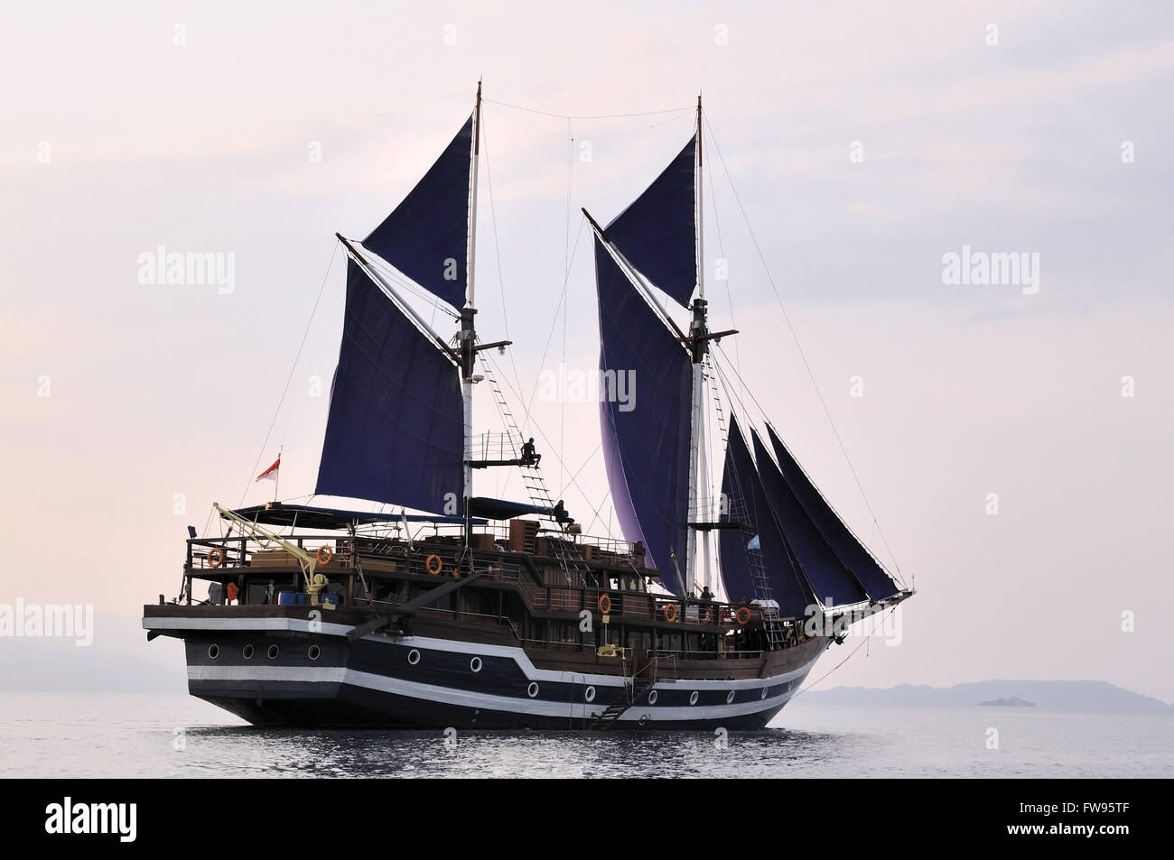 Hoisted sails hi-res stock photography and images - Alamy