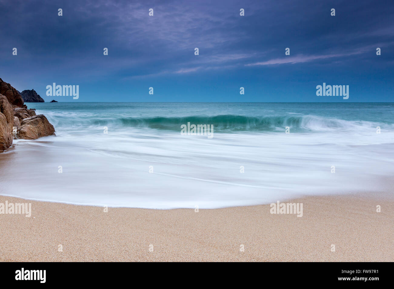 Sand beach cornwall sea waves coast hi-res stock photography and images ...