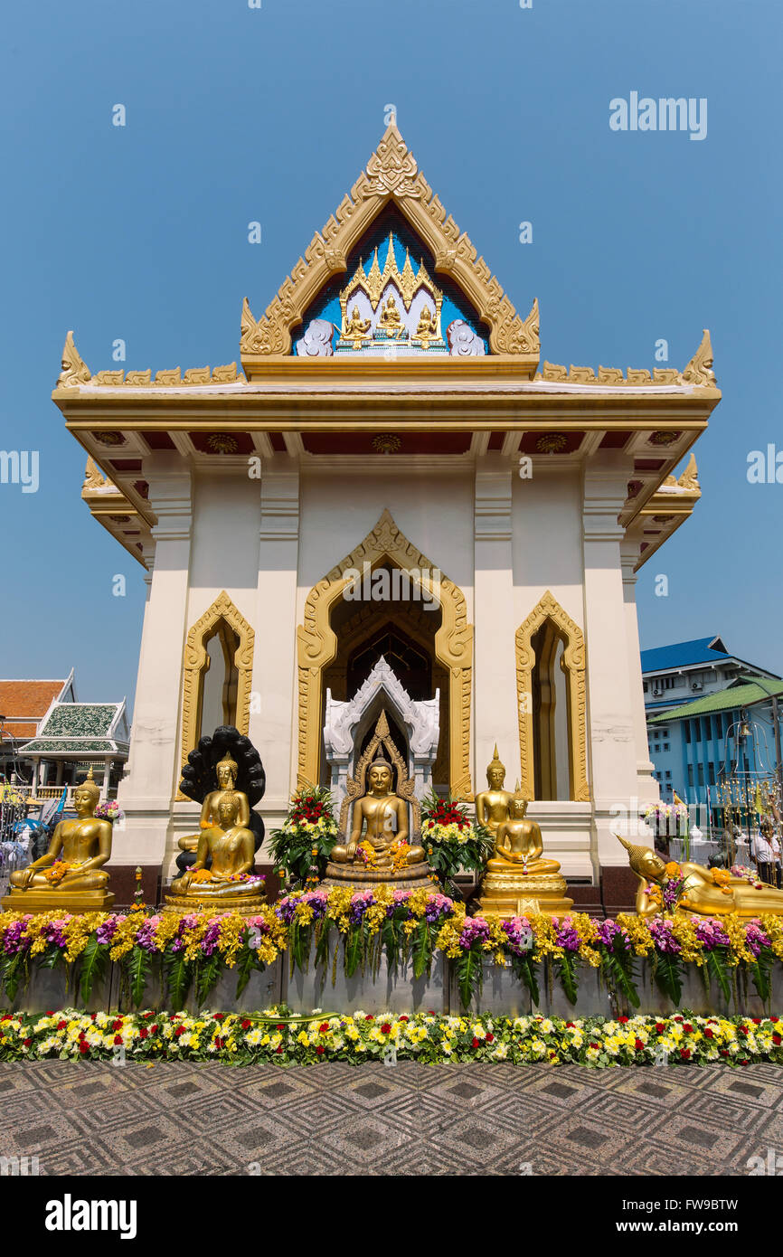 Golden Buddha statues in the courtyard of the Wat Traimit Temple ...