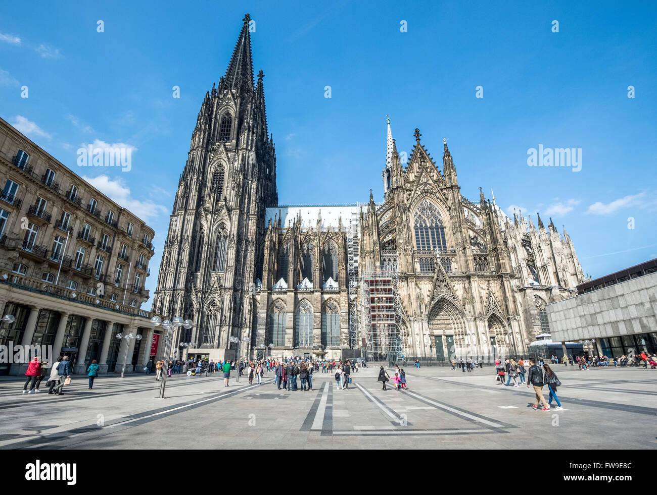 Cologne street scene outside Cologne Cathedral Stock Photo - Alamy