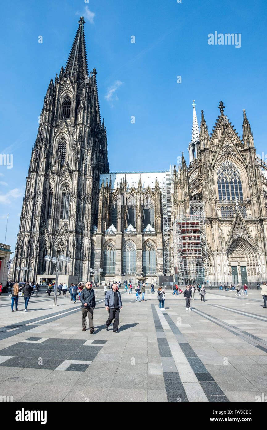 Cologne street scene outside Cologne Cathedral Stock Photo - Alamy