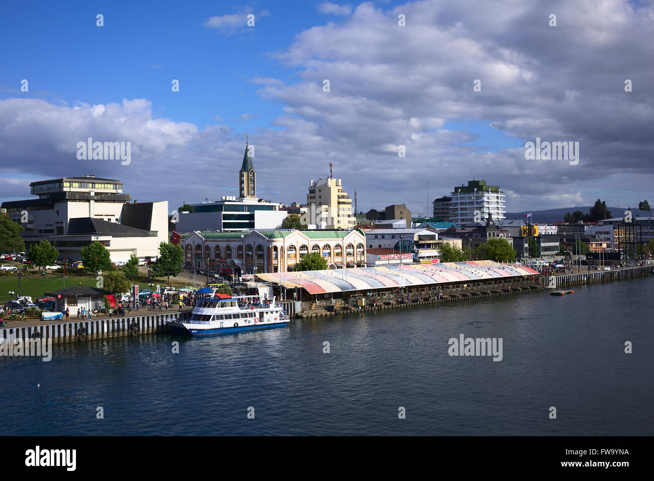 Mercado fluvial hi-res stock photography and images - Alamy