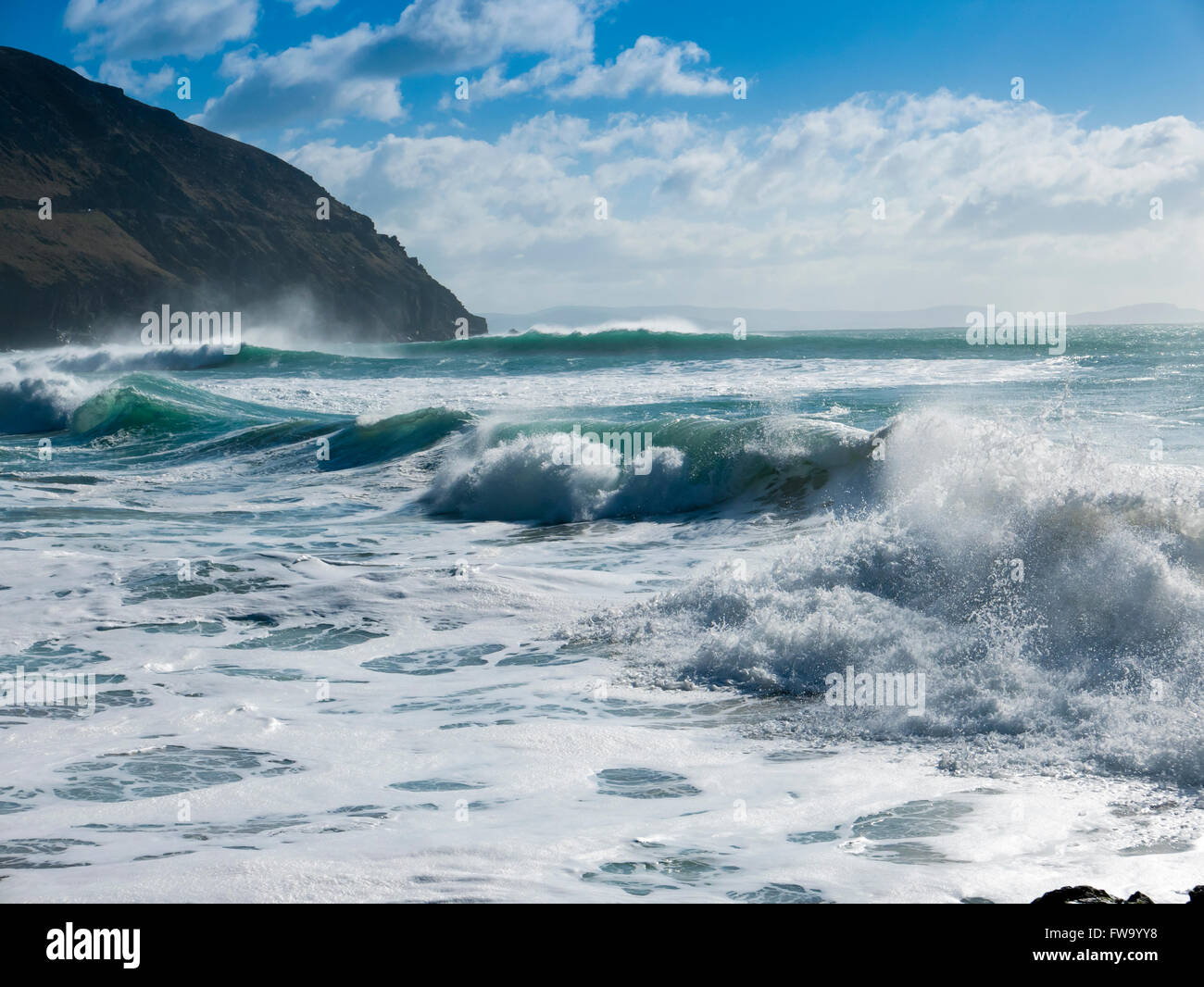 Crashing waves at Dunquin beach on the Slea Head Drive, Dingle ...
