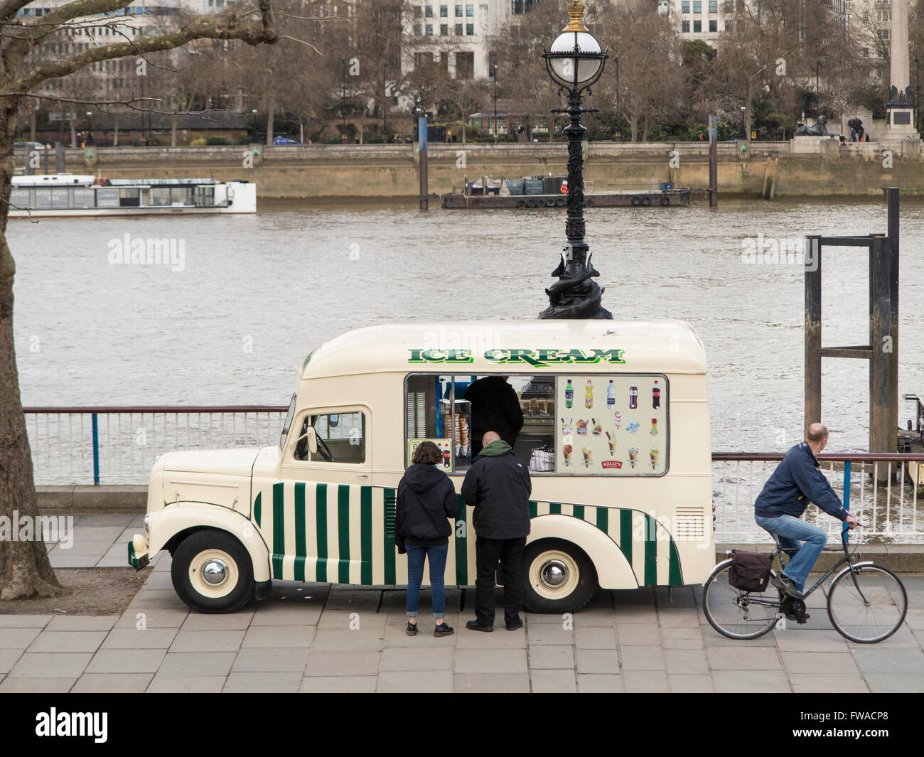 Vintage ice cream van hi-res stock photography and images - Alamy