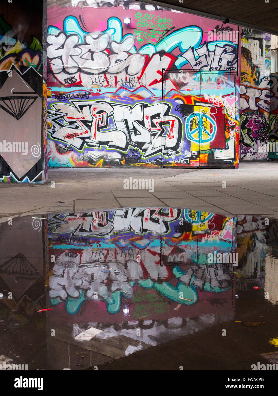 Southbank skatepark graffiti Stock Photo - Alamy