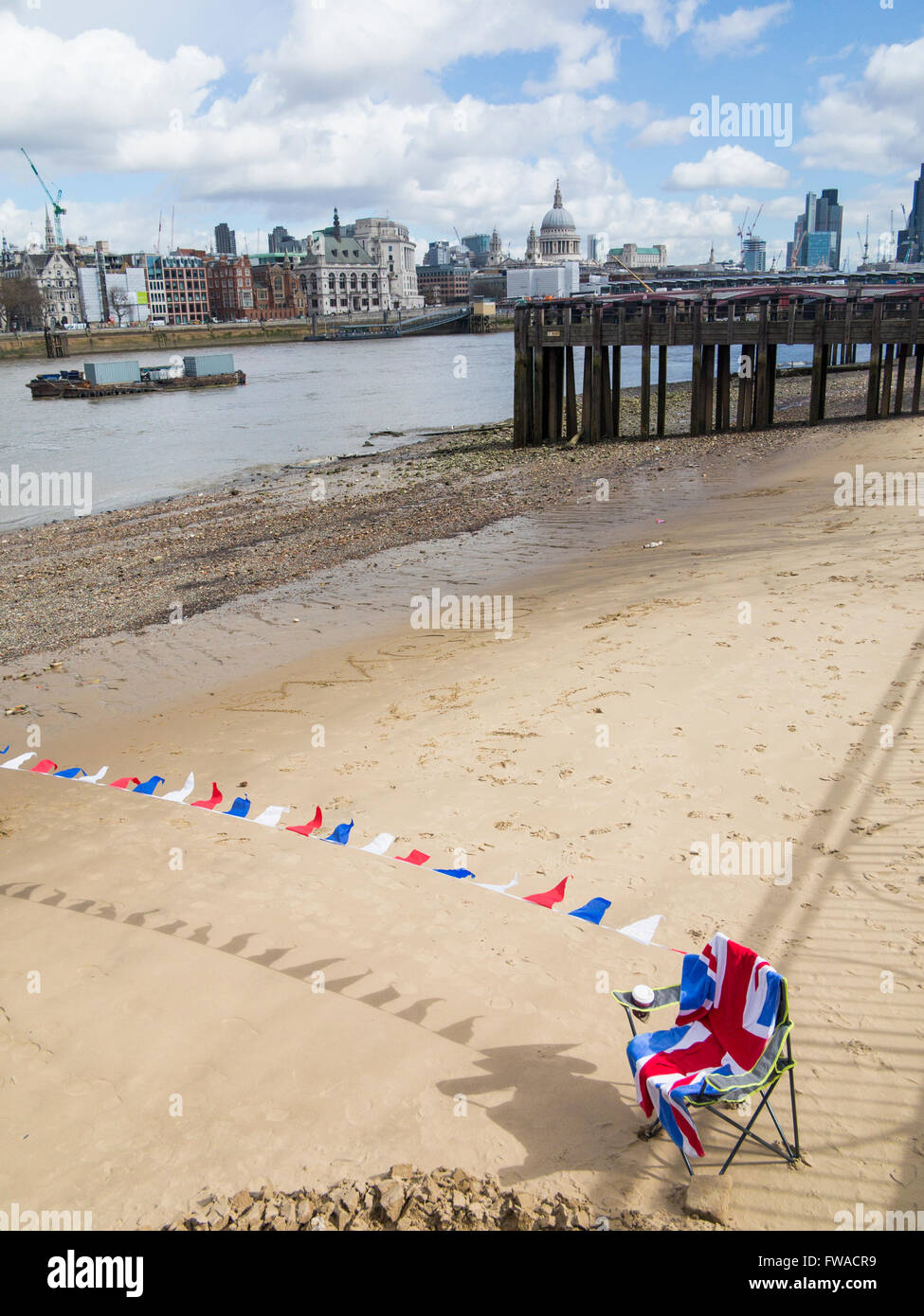A sandy beach on the River Thames in London Stock Photo - Alamy