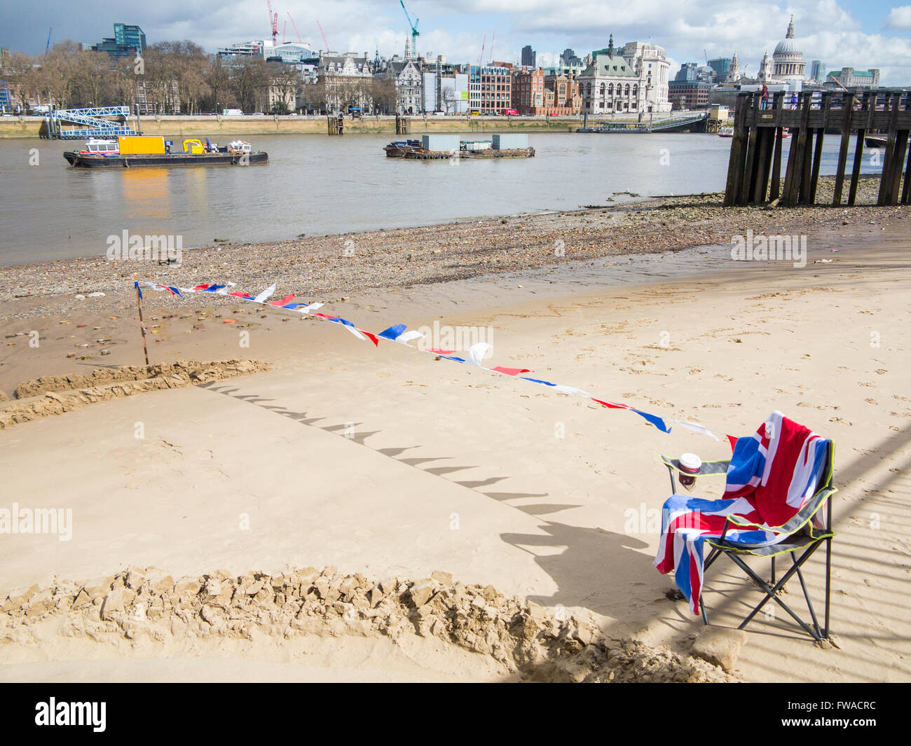 A sandy beach on the River Thames in London Stock Photo - Alamy