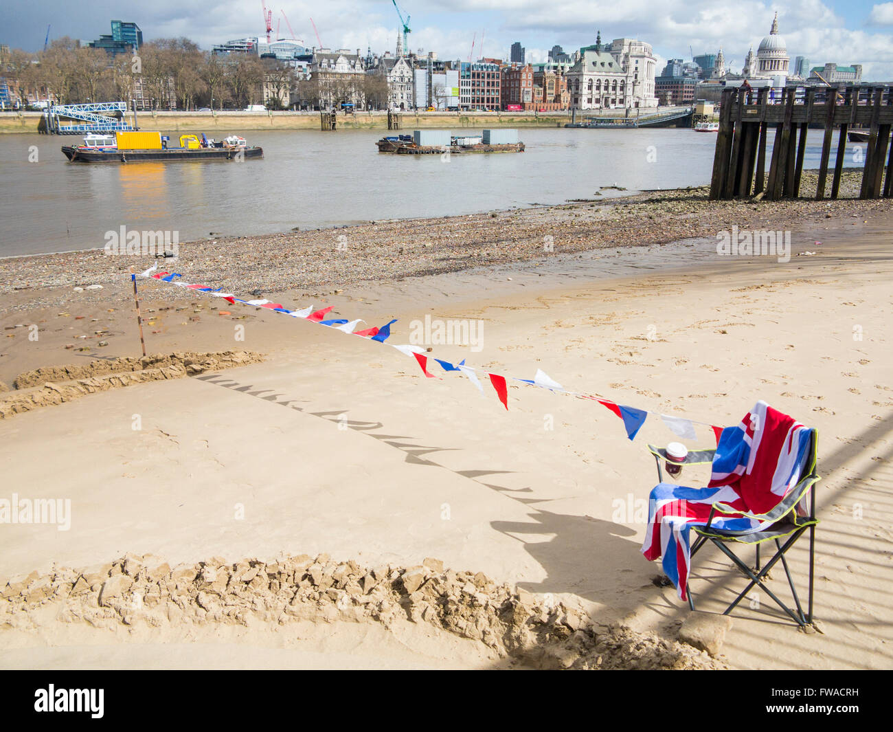 A sandy beach on the River Thames in London Stock Photo - Alamy