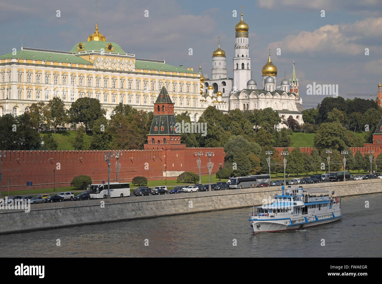 The Grand Kremlin Palace and Catherals seen over the Moskva River ...