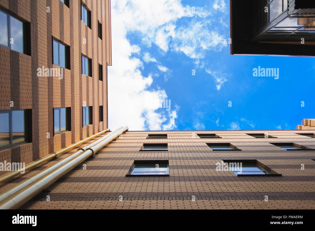 Between two tall buildings hi-res stock photography and images - Alamy
