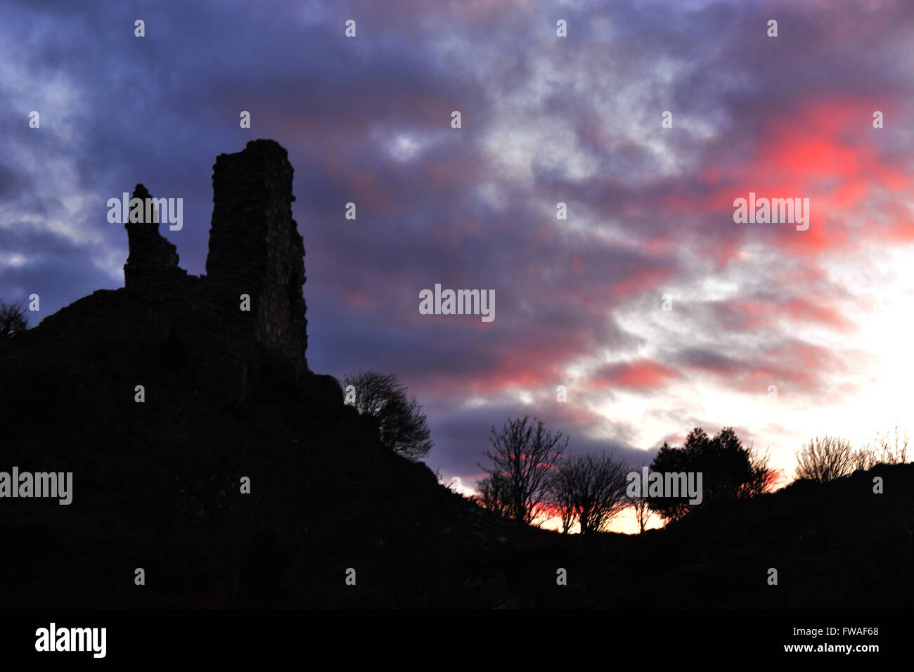 Sunrise over the ruined castle of Caisteal Maol Stock Photo - Alamy