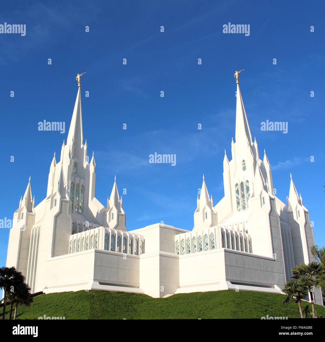 Grand Church – New, majestic Mormon white church and blue sky Stock ...