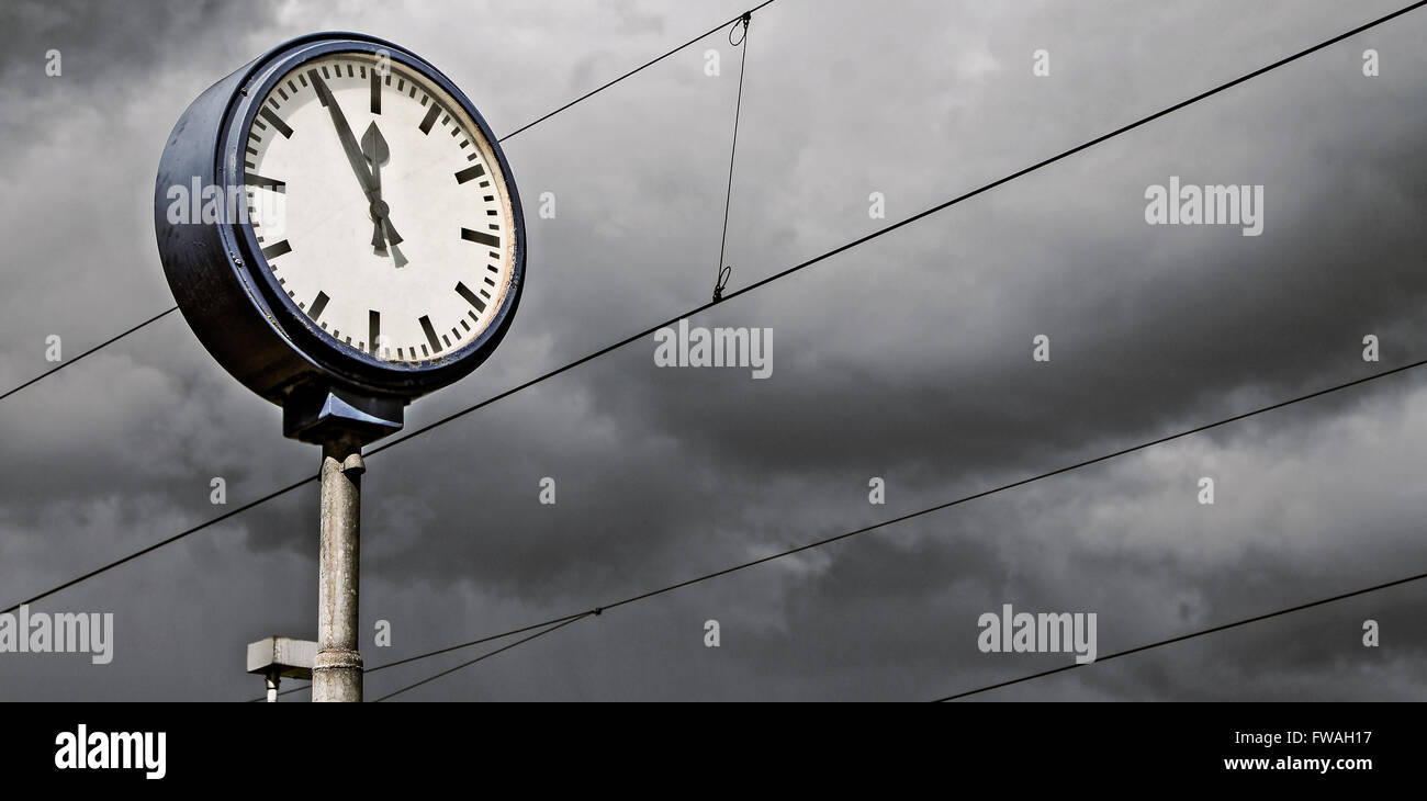 Train station clock hi-res stock photography and images - Alamy