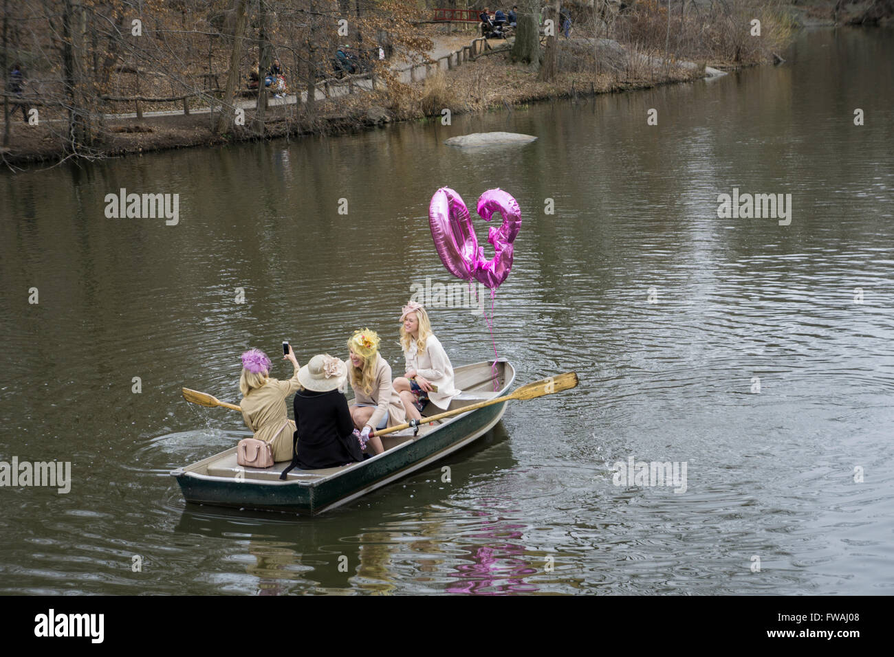 Women in boat hi-res stock photography and images - Alamy