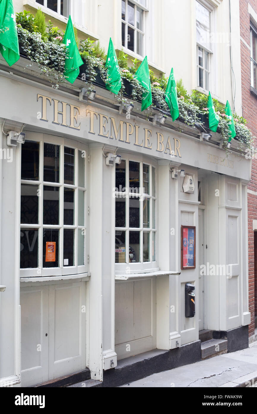 Traditional irish pub facade temple hi-res stock photography and images ...