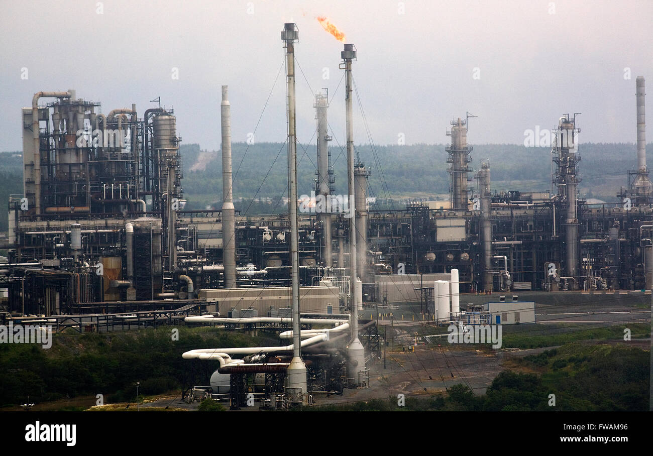 Refinery burning flames hi-res stock photography and images - Alamy