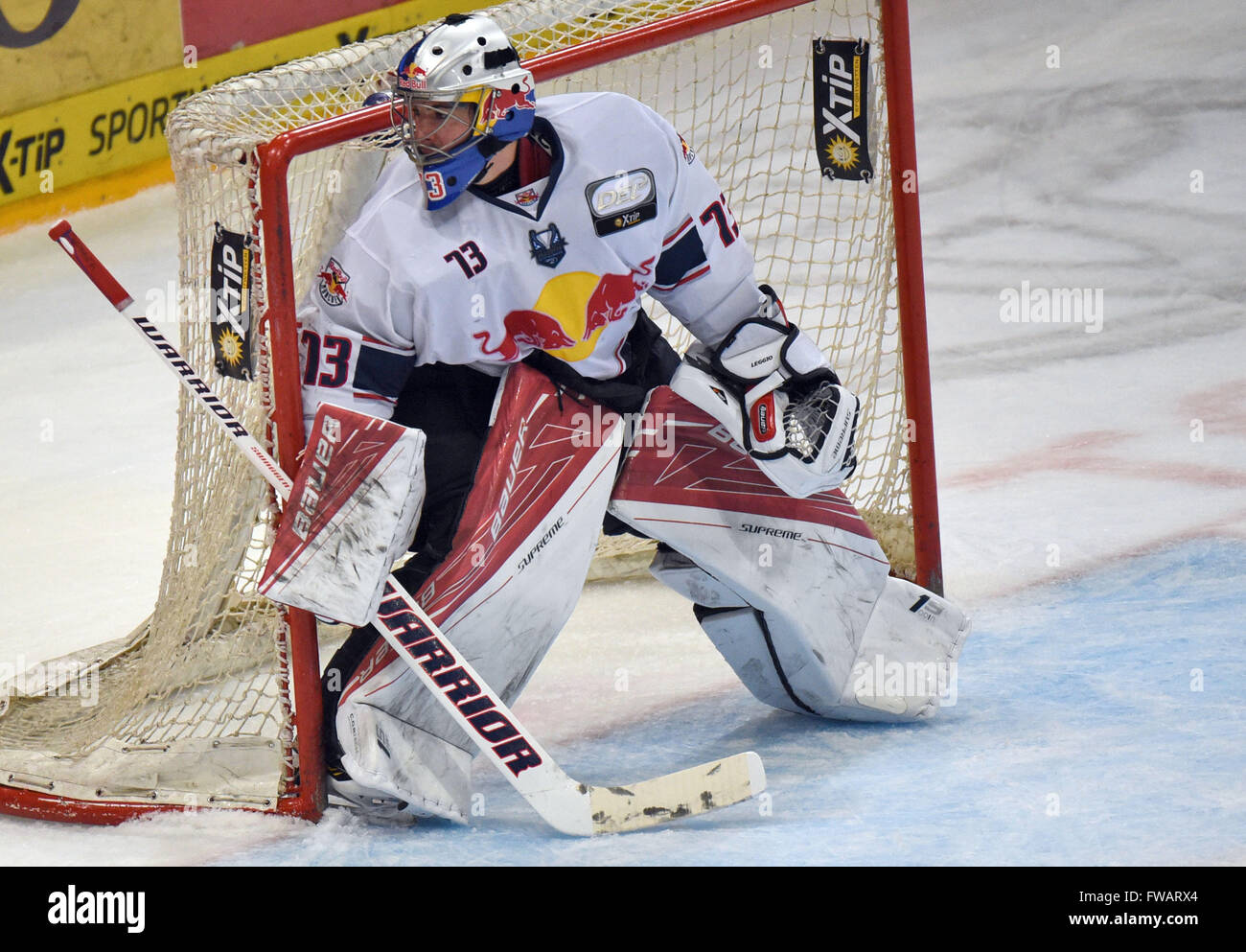 Muenchen's goalkeeper David Leggio during the DEL ice hockey ...