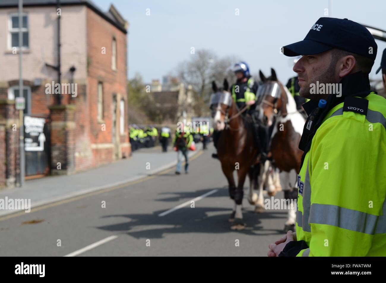 Immigration officer uk hi-res stock photography and images - Alamy