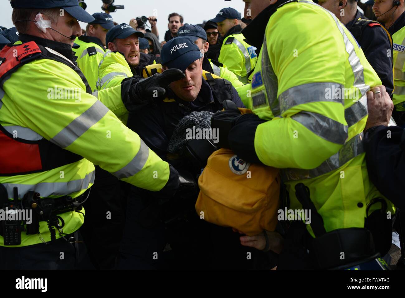 Immigration officers uk hi-res stock photography and images - Alamy
