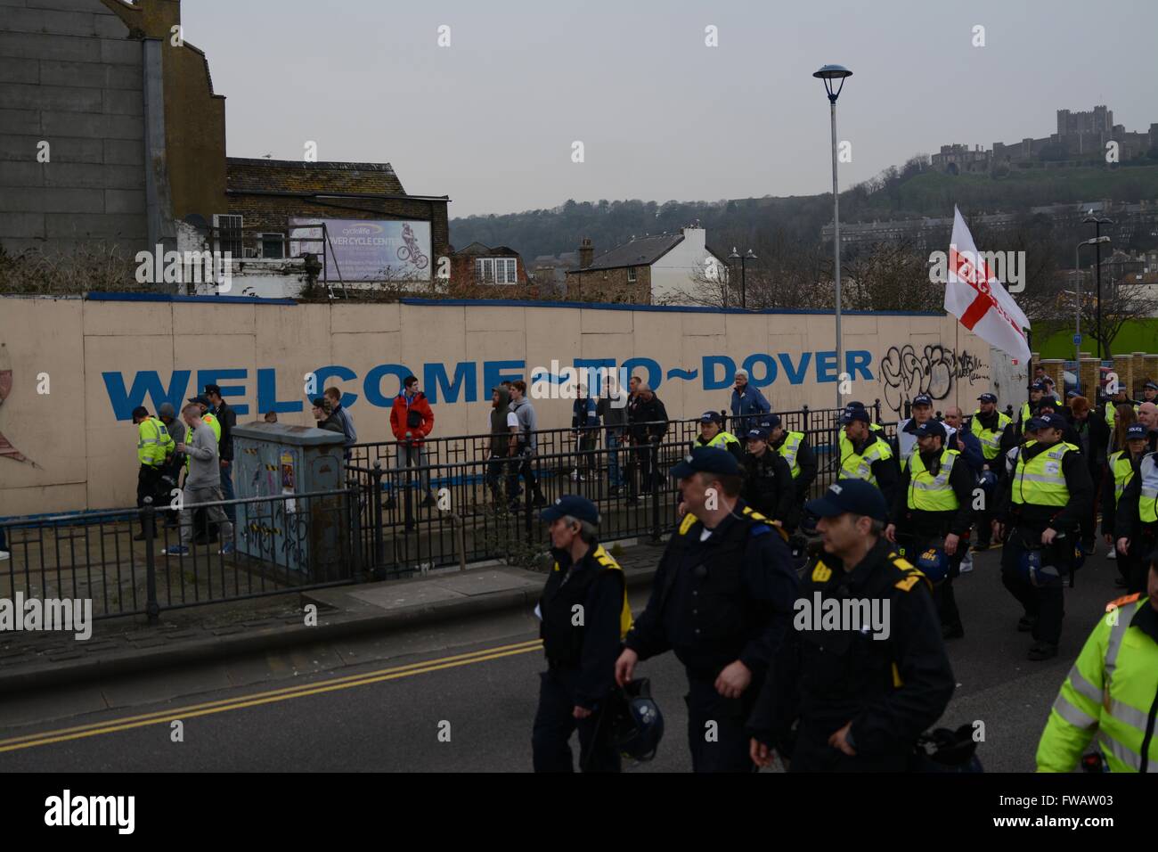 Dover, UK. 2nd April 2016. Clashes As Pro and Anti-refugee groups clash ...