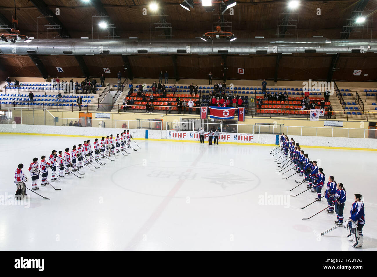 (160403) -- BLED, April 3, 2016(Xinhua) -- Players of South Korea (blue ...