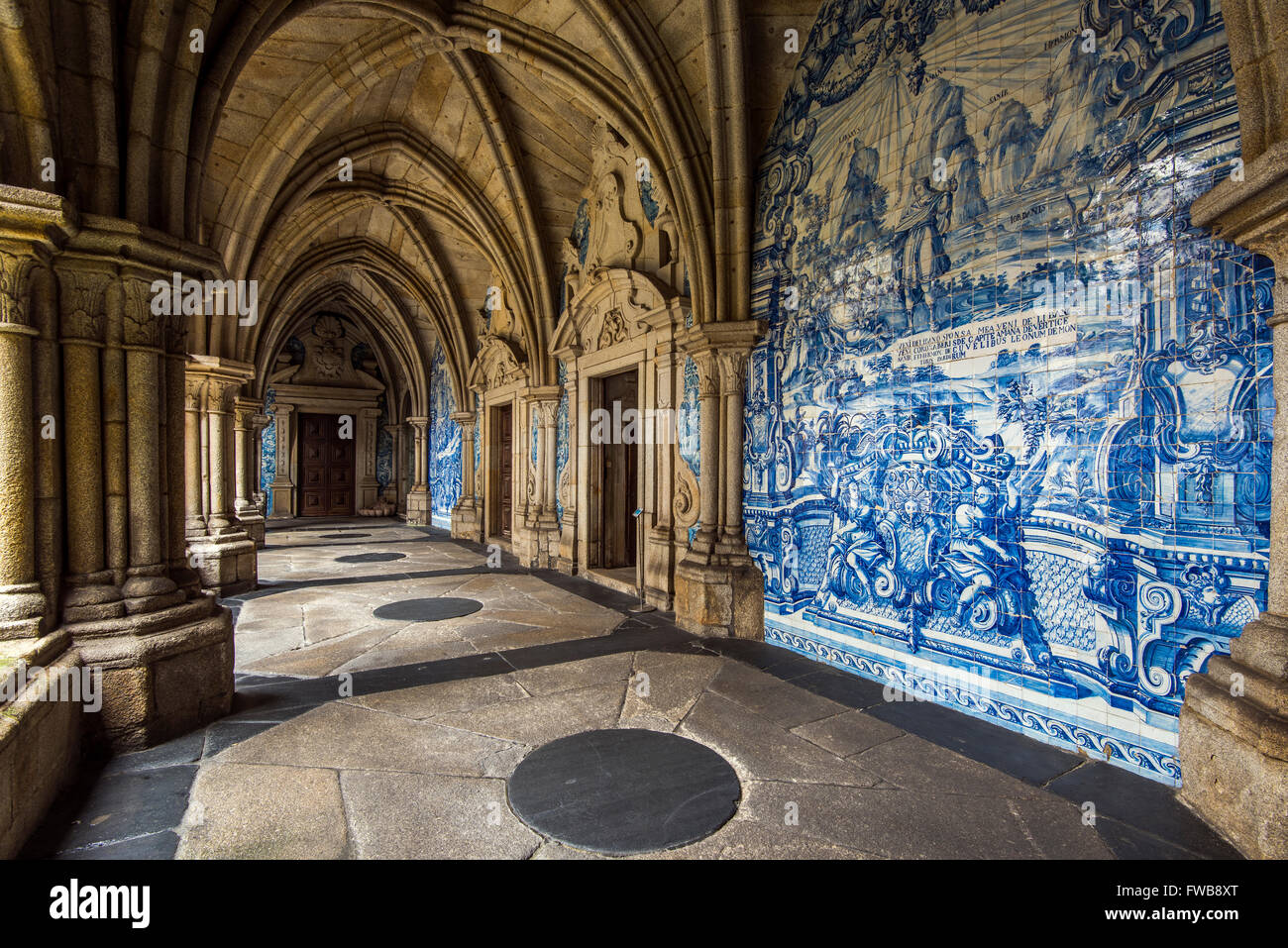 Gothic cloister of se cathedral hi-res stock photography and images - Alamy