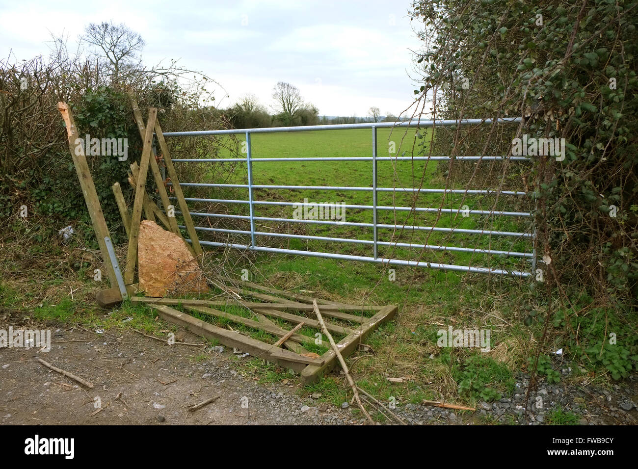 Farm gate broken hi-res stock photography and images - Alamy
