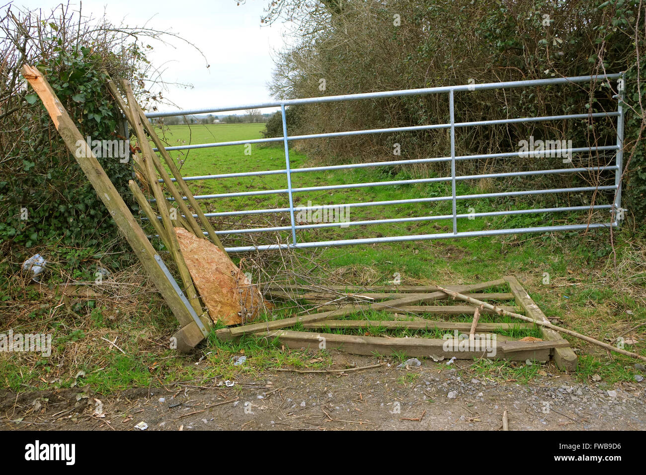 Farm gate broken hi-res stock photography and images - Alamy