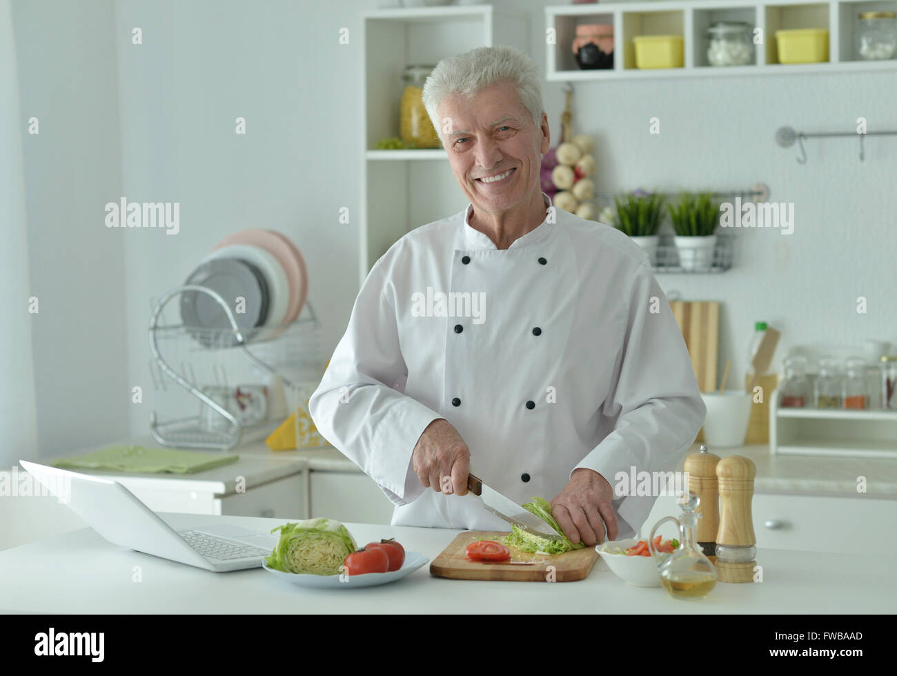 senior man in the kitchen Stock Photo - Alamy