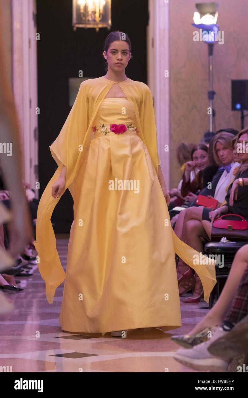 Haute Couture Spring/Summer 2016-17 - Tot-Hom - Catwalk Featuring ...