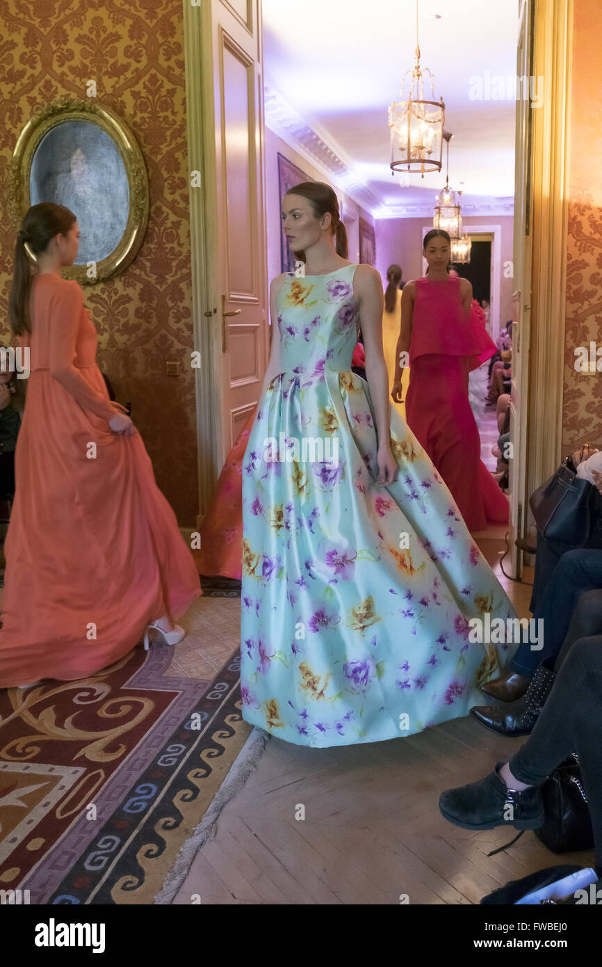 Haute Couture Spring/Summer 2016-17 - Tot-Hom - Catwalk Featuring ...