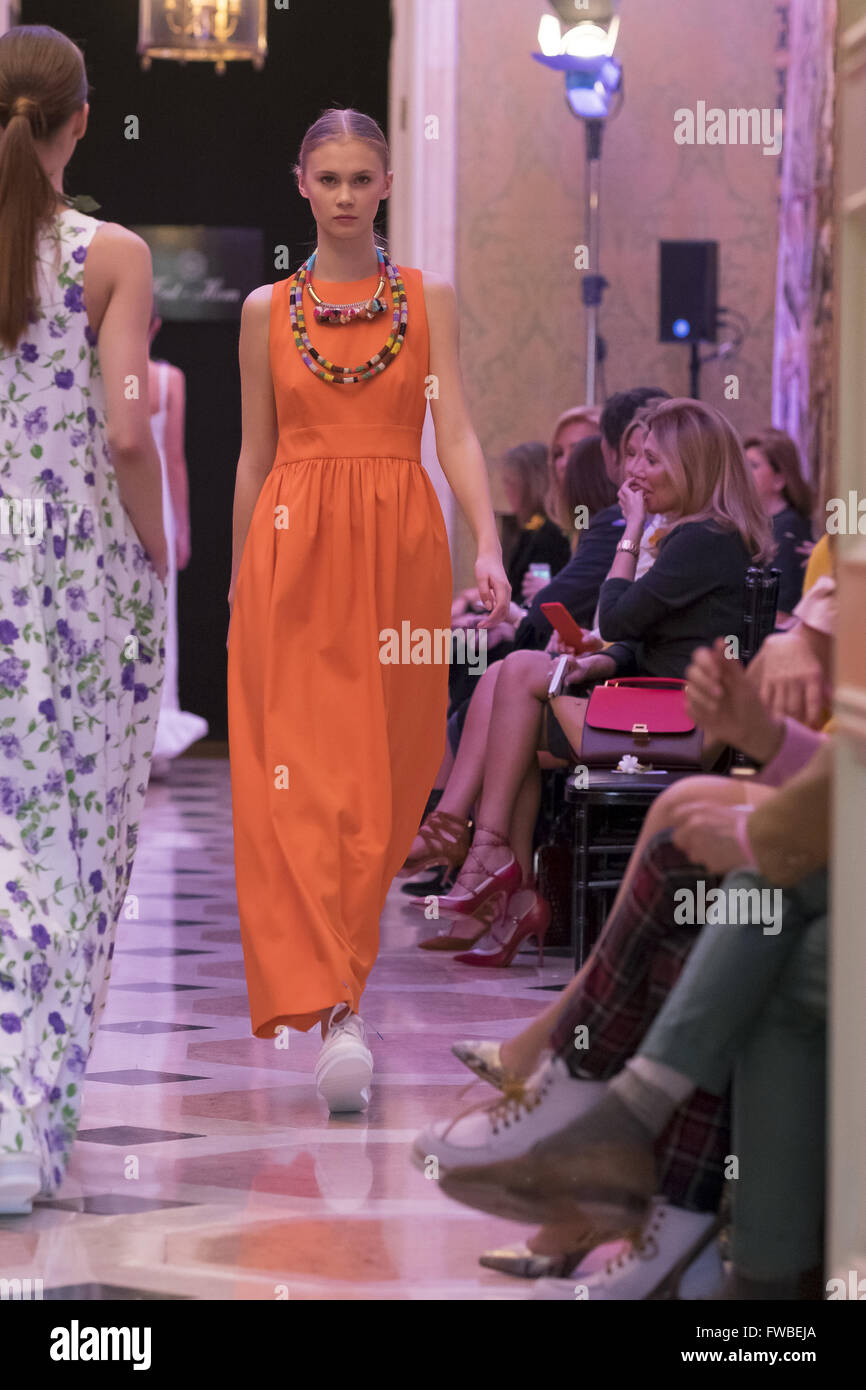 Haute Couture Spring/Summer 2016-17 - Tot-Hom - Catwalk Featuring ...