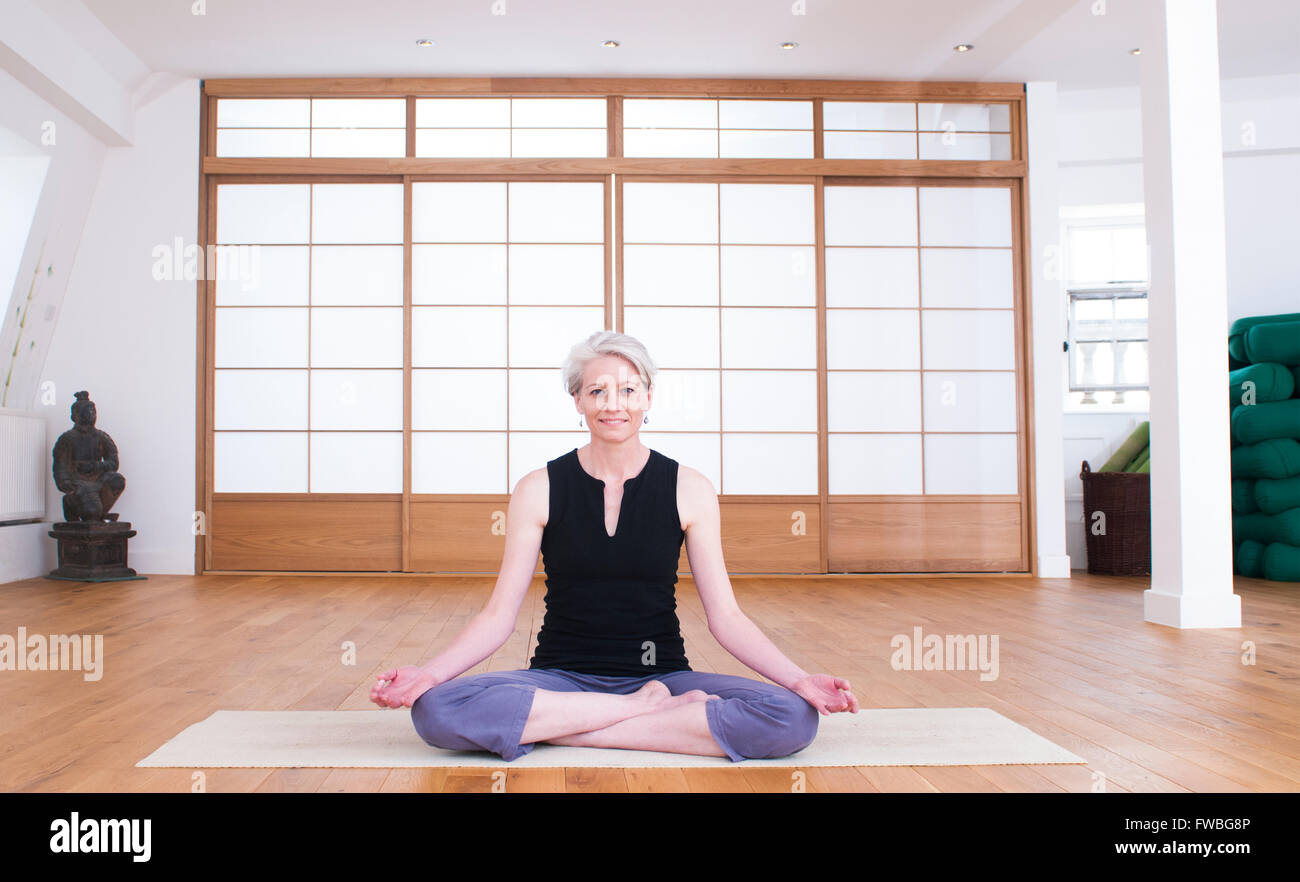 Formal and basic pose portraiture Stock Photo - Alamy