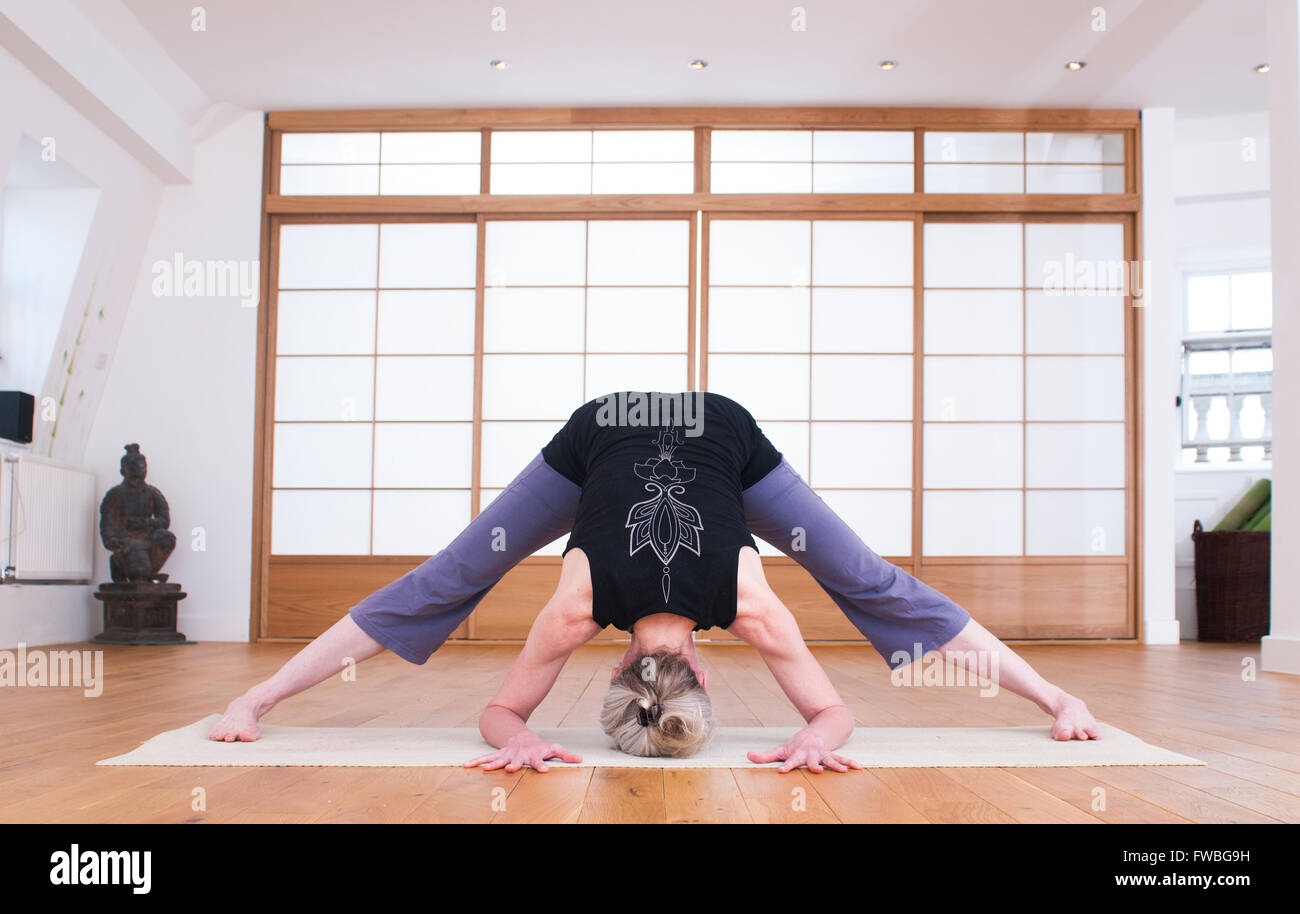 Basic pose hi-res stock photography and images - Alamy