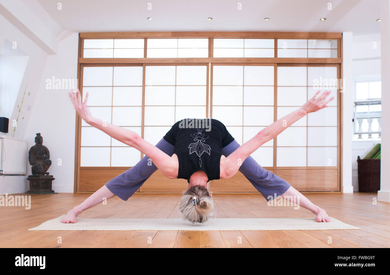 Formal and basic pose portraiture Stock Photo - Alamy