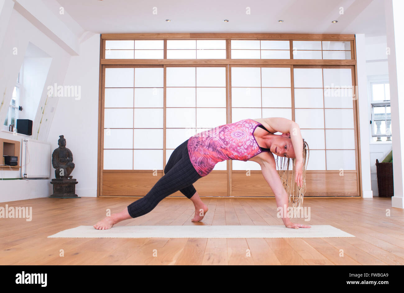 Basic pose hi-res stock photography and images - Alamy