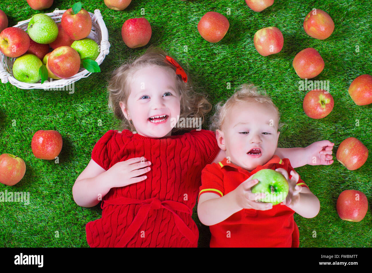 Kids eat apple hi-res stock photography and images - Alamy