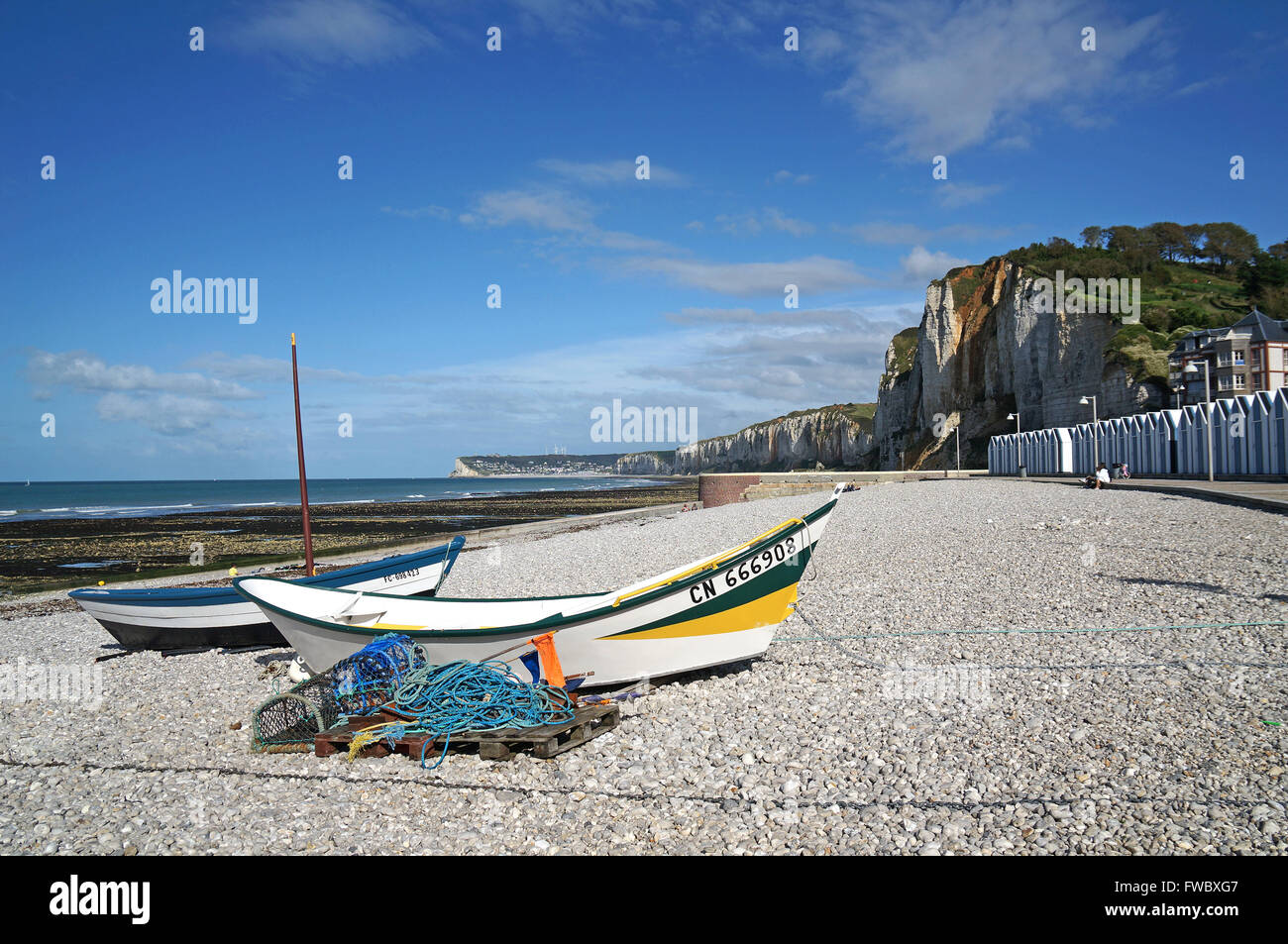 Fishing boats and beach cabins on the beach of Yport, Normandy, France ...