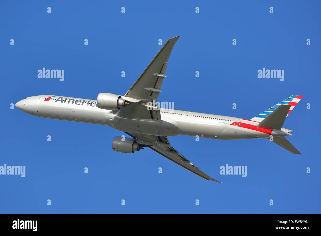 American Airlines Boeing 777-300ER N723AN departing from London ...